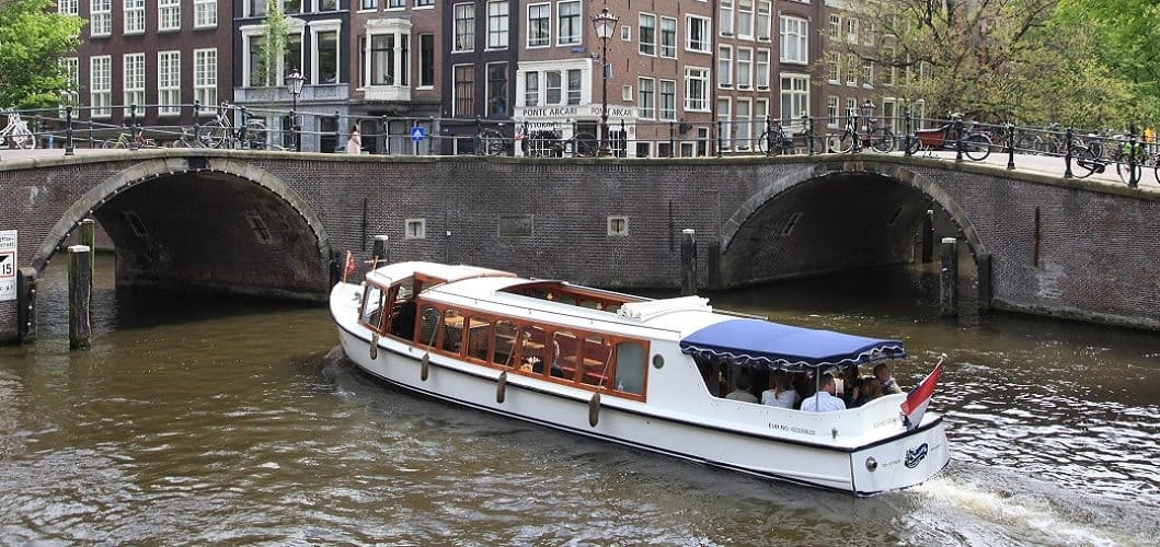 Salonboot Huren Amsterdam: mooiste boten & leukste uitjes